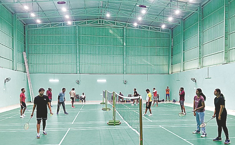 అందుబాటులోకి ఆట.! ఇండోర్‌ షటిల్‌ కోర్టు రెడీ! | Indoor shuttle court ...