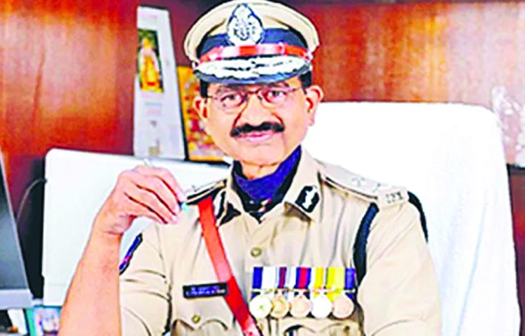 దాటవేత ధోరణిలో సమాధానం | SIT interrogates former SIB chief Prabhakar ...