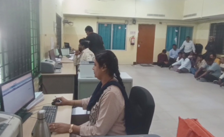 తెలంగాణ: ఆర్టీఏ కార్యాలయాల్లో ఏసీబీ సోదాలు | Acb Searches At Rta ...