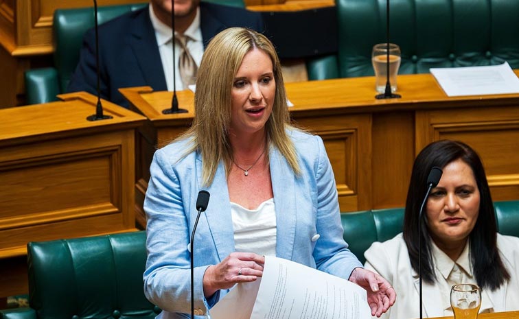 ఏఐ కంపు కోణాన్ని బయటపెట్టిన మహిళా ఎంపీ | New Zealand Woman MP Shows AI ...