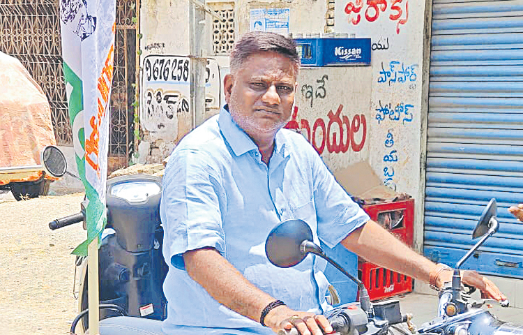 పోలీసు అరాచకాలకు నా చావు కనువిప్పు కావాలి | Man Attempted Suicide By ...