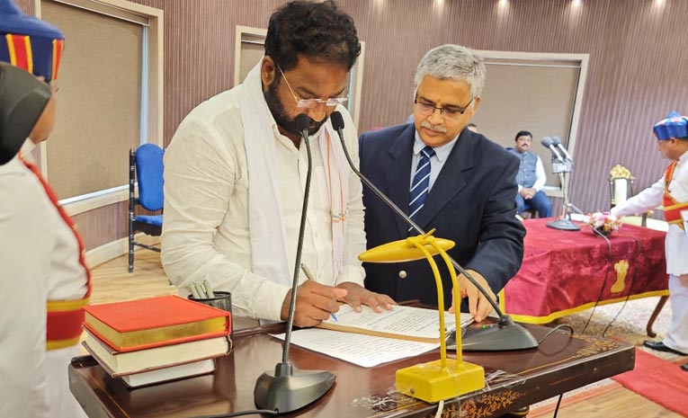 తొలిసారి ఎమ్మెల్యే.. తొలిసారే మంత్రి.. | Special Story On Vakiti ...