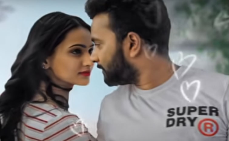 టిక్ టాక్ చేద్దామా.. లిప్‌లాక్‌ చేద్దామా..! | Tik Tok Chedama Song Out ...
