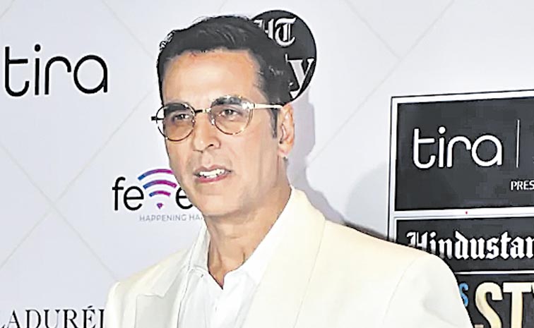 రియల్‌ హీరో అంటే మీరే! | Akshay Kumar Insures 650 Stunt Performers ...