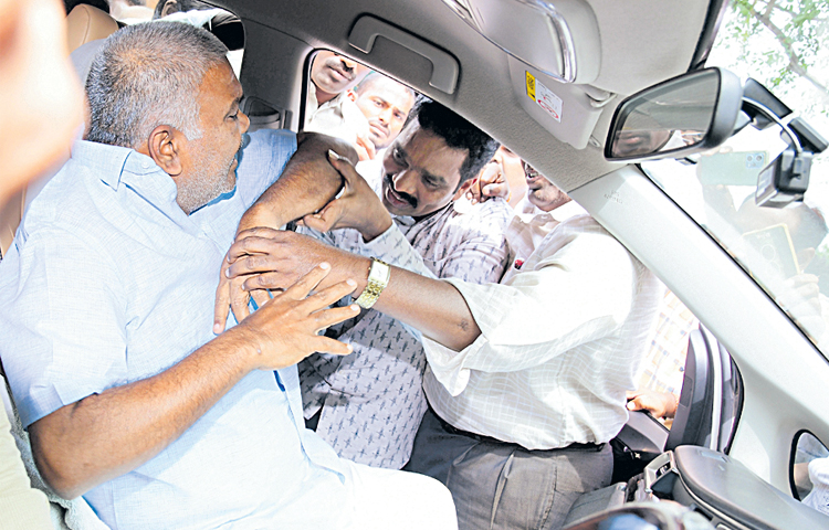 నిర్బంధకాండ! | Police stopped Pedda Reddy from going to Tadipatri | Sakshi
