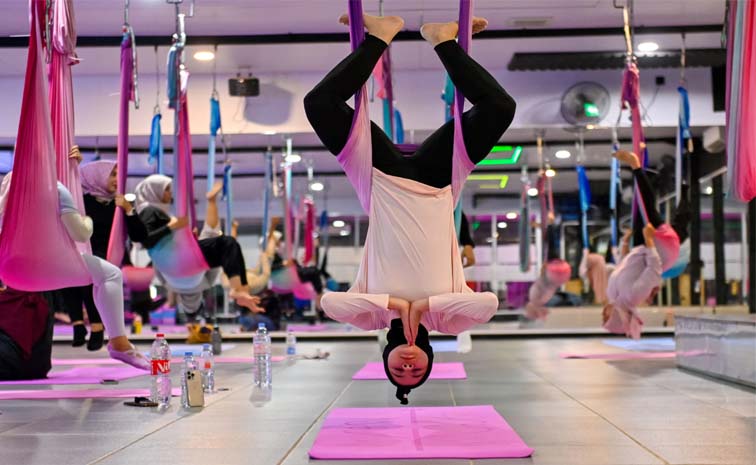 ఏరియల్‌ యోగా అంటే..? కేవలం మహిళల కోసమేనా.. | Health Tips: Aerial Yoga ...