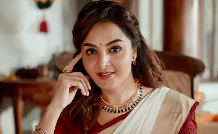 రైలు కింద పడేందుకు ట్రై చేసిన హీరోయిన్‌.. కాపాడిందెవరంటే? | Manoj K ...