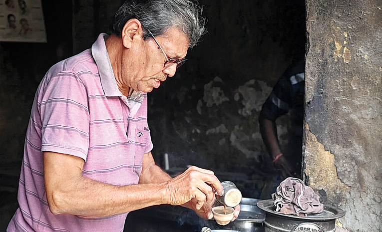 నూరేళ్ల నమ్మకం | Naresh Chandra Shome Tea Stall in Serampore, West Bengal | Sakshi