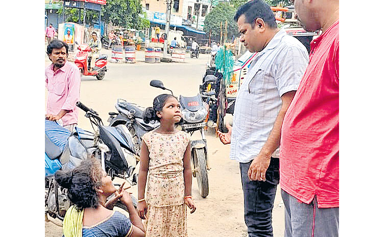 యాచకురాలి బిడ్డను బడిలో చేర్పించిన ఉపాధ్యాయుడు | Manuguru teacher help ...