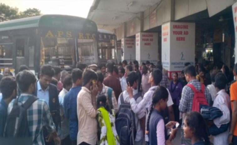 విశాఖలో ఆర్టీసీ బస్సు బీభత్సం | rtc bus accident at vizag dwaraka rtc ...
