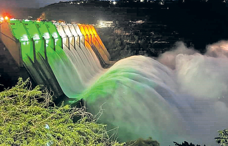 కృష్ణవేణి.. ఉగ్రరూపిణి | First danger warning issued at Prakasam ...