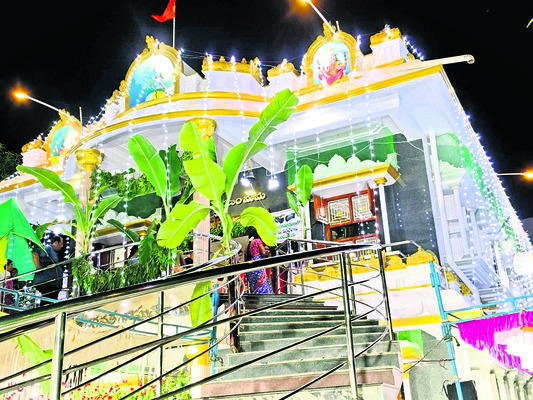 కృష్ణం వందే జగద్గురుం | - | Sakshi