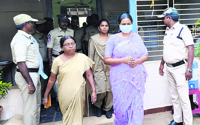 పెరోల్‌ రచ్చ.. అరుణ అరెస్ట్‌ | - | Sakshi