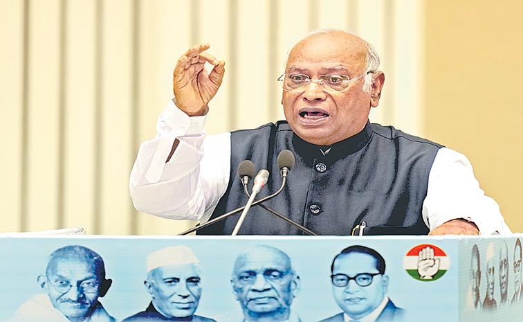 ఆయన చేతిలో తోలుబొమ్మ | Election Commission has become PM Modi puppet ...