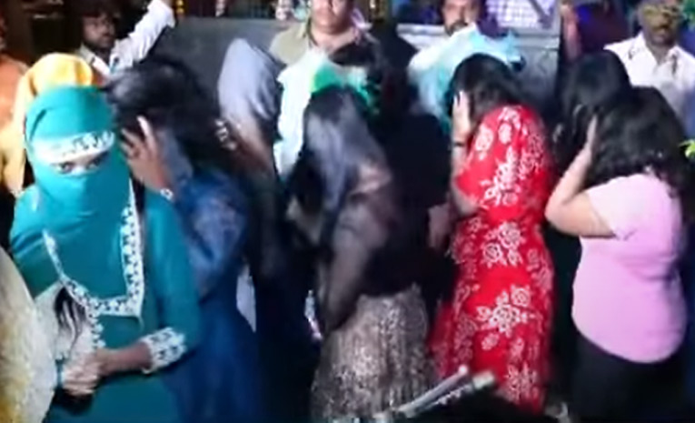 వ్యభిచార ముఠా గుట్టు రట్టు! | Prostitution Racket Busted In Kurnool, More Details Inside | Sakshi