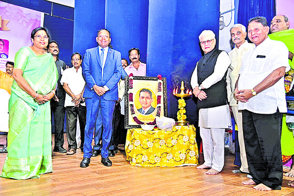 ఆర్థికసేవల్లో ప్రజా పాలకుడు నాగరాజు | - | Sakshi