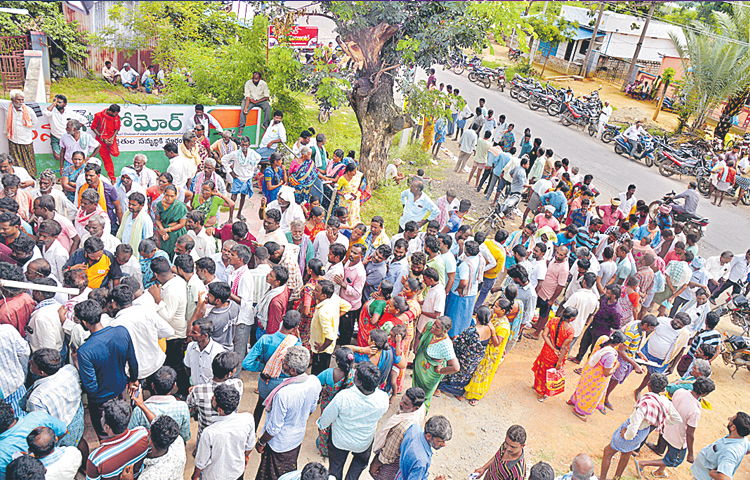 కొనసాగుతున్న యూరియా కష్టాలు | Argument among farmers over urea tokens ...