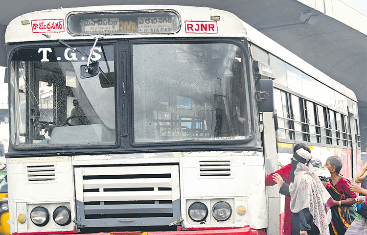 సర్కారు కరుణిస్తేనే జీతాల పెంపు | Rtc Employees salaries can only be ...