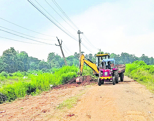 చెరువు గట్టును తవ్వేస్తున్నారు... | - | Sakshi