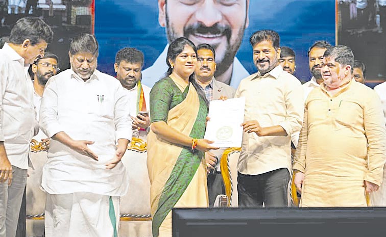 నమ్మి గెలిపిస్తే నమ్మక ద్రోహం చేశారు | CM Revanth Reddy Hands Over ...