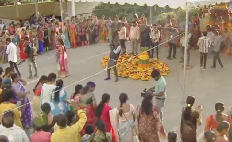ట్యాంక్‌బండ్‌పై 700 బతుకమ్మలతో సంబరాలు | Bathukamma Celebrations at ...