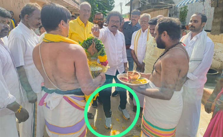 టీడీపీ ఎమ్మెల్యే నిర్వాకం.. బూట్లతో స్వామివారికి పట్టువస్త్రాలు | TDP ...