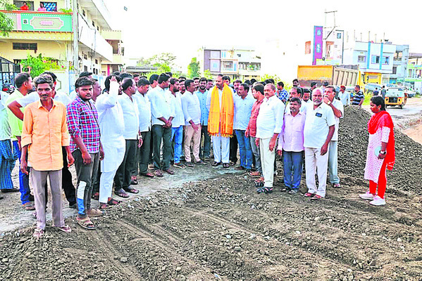 రోడ్ల విస్తరణకు సహకరించండి | - | Sakshi