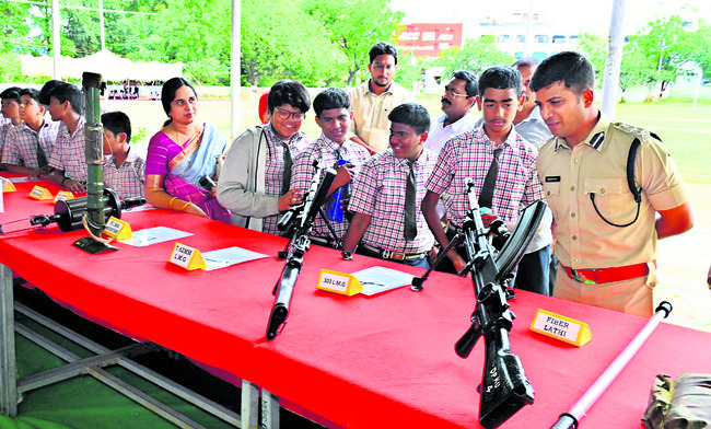 విద్యార్థులూ.. ఇదీ పోలీస్‌ ‘గన్‌’ కీర్తి! | - | Sakshi