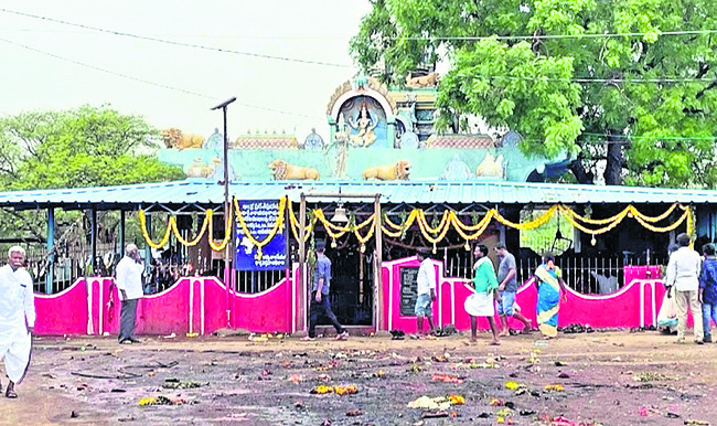 గుళ్లో దొంగలు పడ్డారు! | - | Sakshi