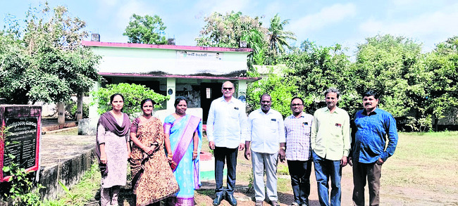 తుపాన్‌ తాకిడికి కూలిన విద్యుత్‌ స్తంభాలు | - | Sakshi