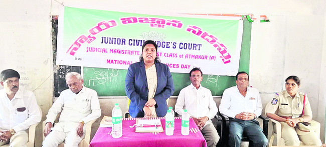 ‘చట్టాలు ఎవ్వరికీ చుట్టాలు కావు’ | - | Sakshi
