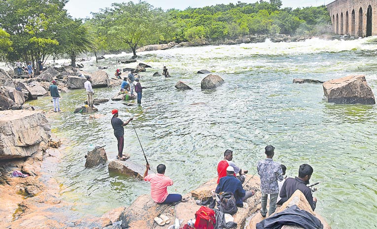మూసీలోకి భారీ వరద | Hyderabad Flood Alert: Moosi River Overflow as ...