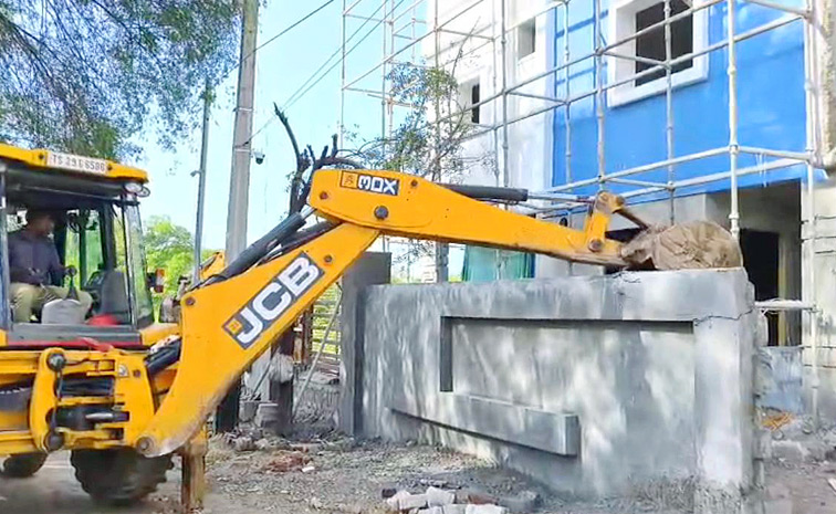 మియాపూర్‌లో హైడ్రా కూల్చివేతలు! | HYDRA Demolish Sites AT Miyapur | Sakshi
