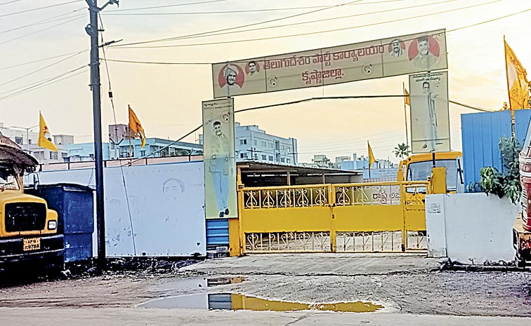 పేదలకు సెంటు భూమి ఇవ్వరు.. | TDP Headquarters in Valuable Lands: Andhra ...