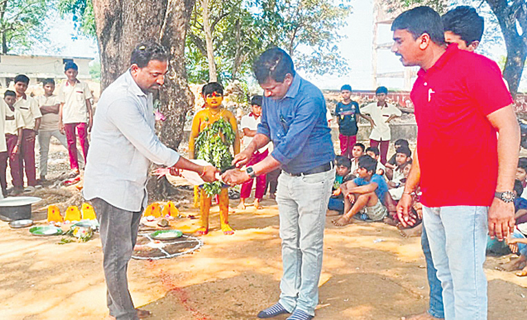 కోడిని కోసి మరీ క్లాస్‌ చెప్పిన ప్రిన్సిపాల్‌ | Controversy Over ...