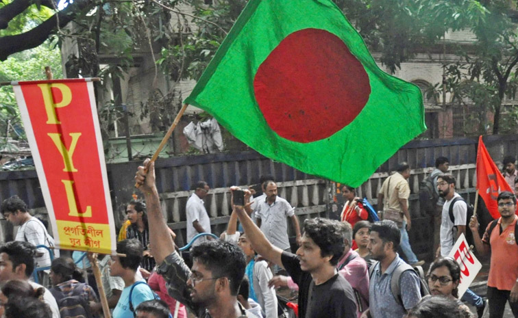 ‘బంగ్లా’లో మళ్లీ హింస.. భయం గుప్పిట్లో ఢాకా | Bangladesh on Edge as ...