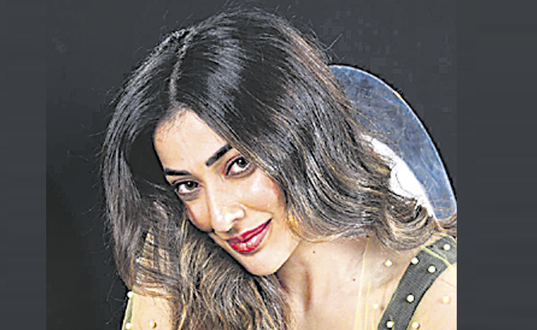 మహిళ పోరాటం | Raai Laxmi Janata Bar Set for Worldwide Release on Nov 28 ...