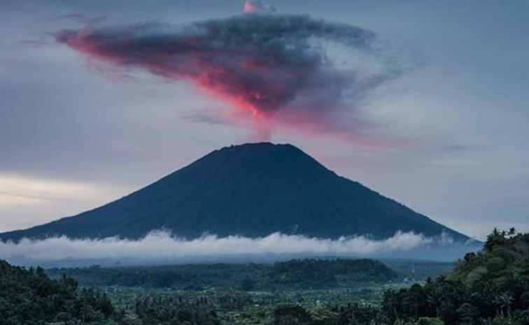 వణికిస్తున్న అగ్నిపర్వతాల విస్ఫోటనం | Volcanic Eruptions Shake The ...