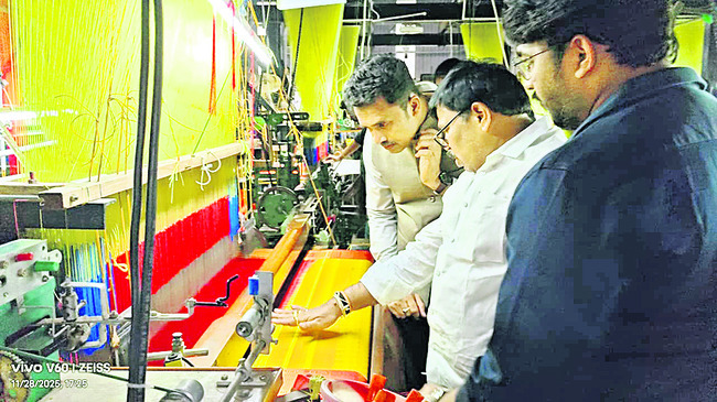 చీర ఎన్ని రోజుల్లో నేస్తారు? | - | Sakshi