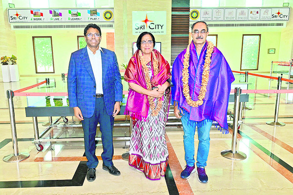 చెరువు పోరంబోకు ఆక్రమణ | - | Sakshi