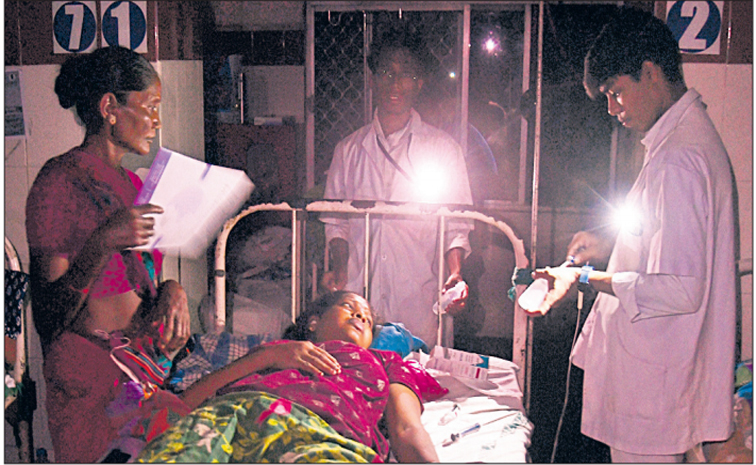 అంధకారంలో కేజీహెచ్‌ | Power Outage At Visakhapatnam KGH, Leaves Wards ...