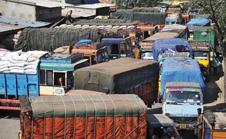 3 రోజుల్లో 350 వాహనాలపై కేసులు | 350 cases against overloaded vehicles ...