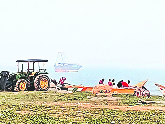 ఈతముక్కల తీరం సమీపంలో సోనా బోట్లు | - | Sakshi