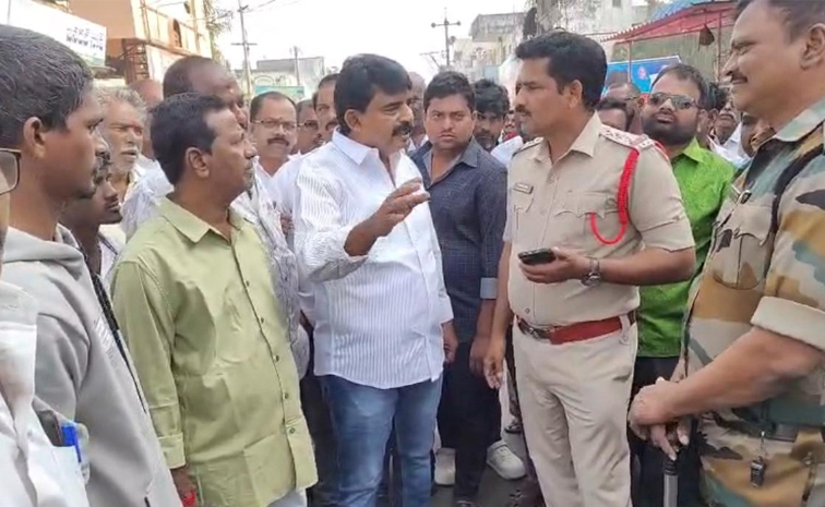 వైఎస్సార్‌సీపీ ర్యాలీ అడ్డగింత.. మచిలీపట్నంలో ఉద్రిక్తత | Perni Nani ...
