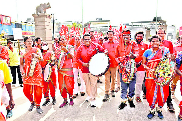 యువత చూపు.. ఎర్రజెండా వైపు | - | Sakshi