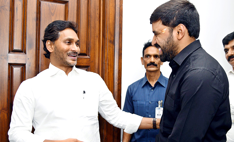 నాన్న గారి ఆరోగ్యం ఎలా ఉంది! | Chevireddy Mohith Reddy Meet YS Jagan ...