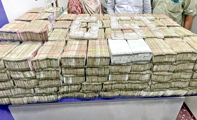కారులో పట్టుబడ్డ 20 కోట్ల నగదు ఎవరిది? | Police Seized Over 20 Crore In ...