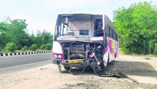 రోడ్డుప్రమాదంలో నలుగురికి గాయాలు | - | Sakshi