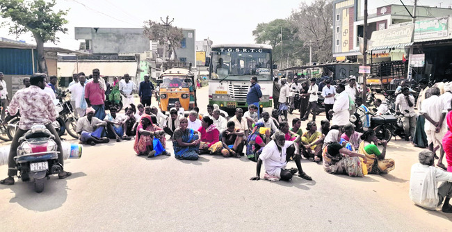 రైతులకు తప్పని యూరియా కష్టాలు | - | Sakshi
