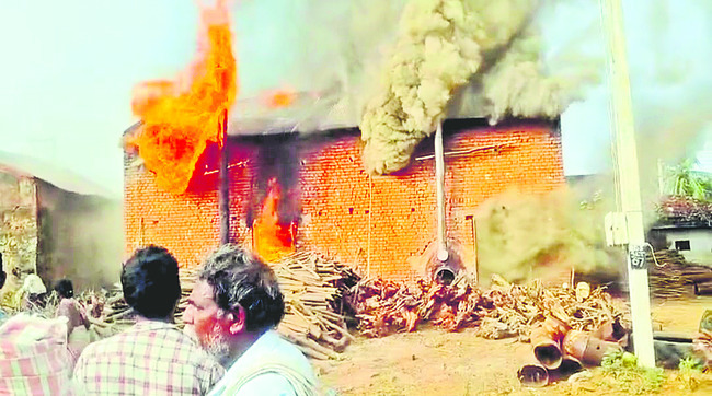 పోలీసులు గ్రామాల్లోకి వెళ్లాలి | - | Sakshi